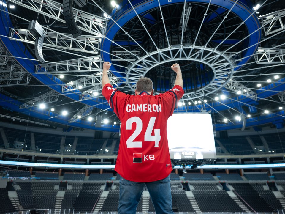 Komerční banka spojila síly s králem fandění Cameronem Hughesem. Společně připravují reklamní ...